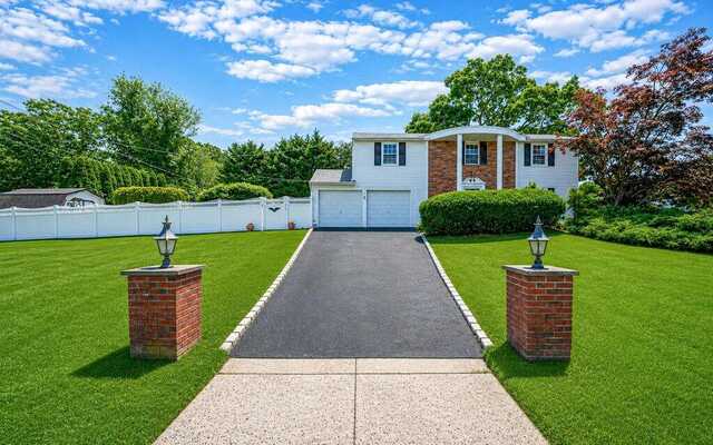 2 Barry Ln, Mount Sinai, NY 11766